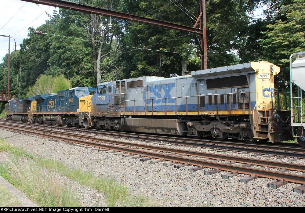 CSX 7699, 7692 on M404